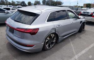 Grey Audi E-Tron 2022 in Vilnius, with an engine capacity of 0.00 L and mileage of 79 thousand km for 10900 €, photo 14 on AUTOMOTO.COM.LV