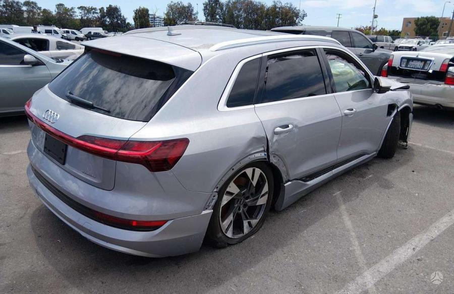 Grey Audi E-Tron 2022 in Vilnius, with an engine capacity of 0.00 L and mileage of 79 thousand km for 10900 €, photo 14 on AUTOMOTO.COM.LV