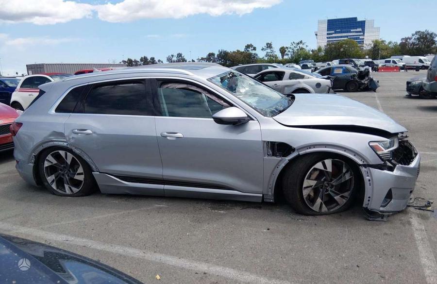 Grey Audi E-Tron 2022 in Vilnius, with an engine capacity of 0.00 L and mileage of 79 thousand km for 10900 €, photo 15 on AUTOMOTO.COM.LV