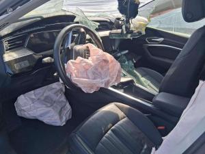 Grey Audi E-Tron 2022 in Vilnius, with an engine capacity of 0.00 L and mileage of 79 thousand km for 10900 €, photo 20 on AUTOMOTO.COM.LV