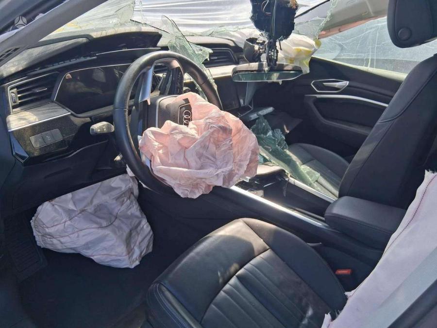 Grey Audi E-Tron 2022 in Vilnius, with an engine capacity of 0.00 L and mileage of 79 thousand km for 10900 €, photo 20 on AUTOMOTO.COM.LV