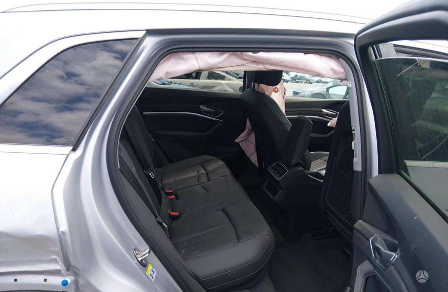 Grey Audi E-Tron 2022 in Vilnius, with an engine capacity of 0.00 L and mileage of 79 thousand km for 10900 €, photo 23 on AUTOMOTO.COM.LV
