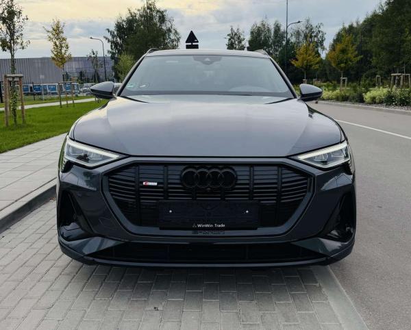 Grey Audi E-Tron 2022 in Vilnius, with an engine capacity of 0.00 L and mileage of 51 thousand km for 35800 €, photo 3 on AUTOMOTO.COM.LV