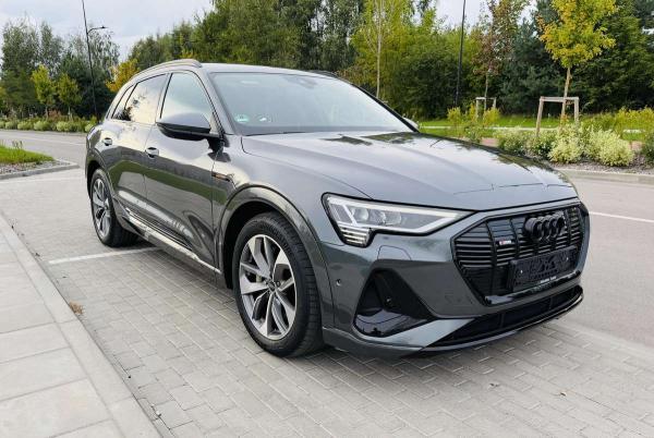 Grey Audi E-Tron 2022 in Vilnius, with an engine capacity of 0.00 L and mileage of 51 thousand km for 35800 €, photo 4 on AUTOMOTO.COM.LV