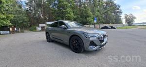 Grey Audi E-Tron 2022 in Riga, with an engine capacity of 0.00 L and mileage of 39 thousand km for 39900 €, photo 4 on AUTOMOTO.COM.LV