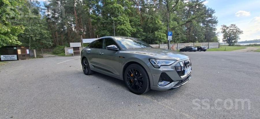 Grey Audi E-Tron 2022 in Riga, with an engine capacity of 0.00 L and mileage of 39 thousand km for 39900 €, photo 4 on AUTOMOTO.COM.LV