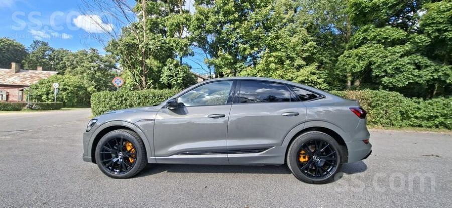 Pelēks Audi E-Tron 2022 Rīga, ar dzinēja tilpumu 0.00 L un nobraukumu 39 tūkst. km par 39900 €, foto 1 vietnē AUTOMOTO.COM.LV