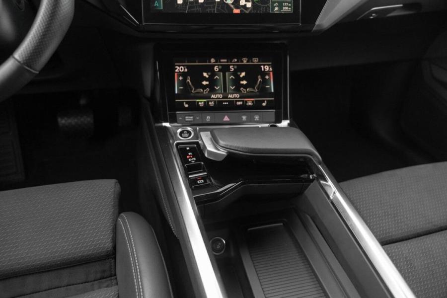 Grey Audi E-Tron 2022 in Vilnius, with an engine capacity of 0.00 L and mileage of 49 thousand km for 39000 €, photo 9 on AUTOMOTO.COM.LV