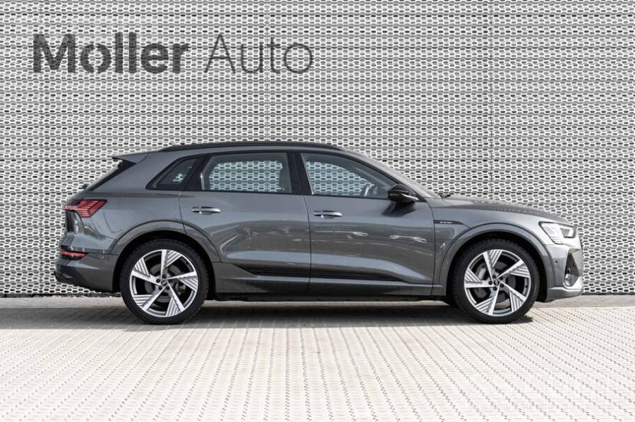 Grey Audi E-Tron 2023 in Riga, with an engine capacity of 0.00 L and mileage of 45 thousand km for 44900 €, photo 5 on AUTOMOTO.COM.LV