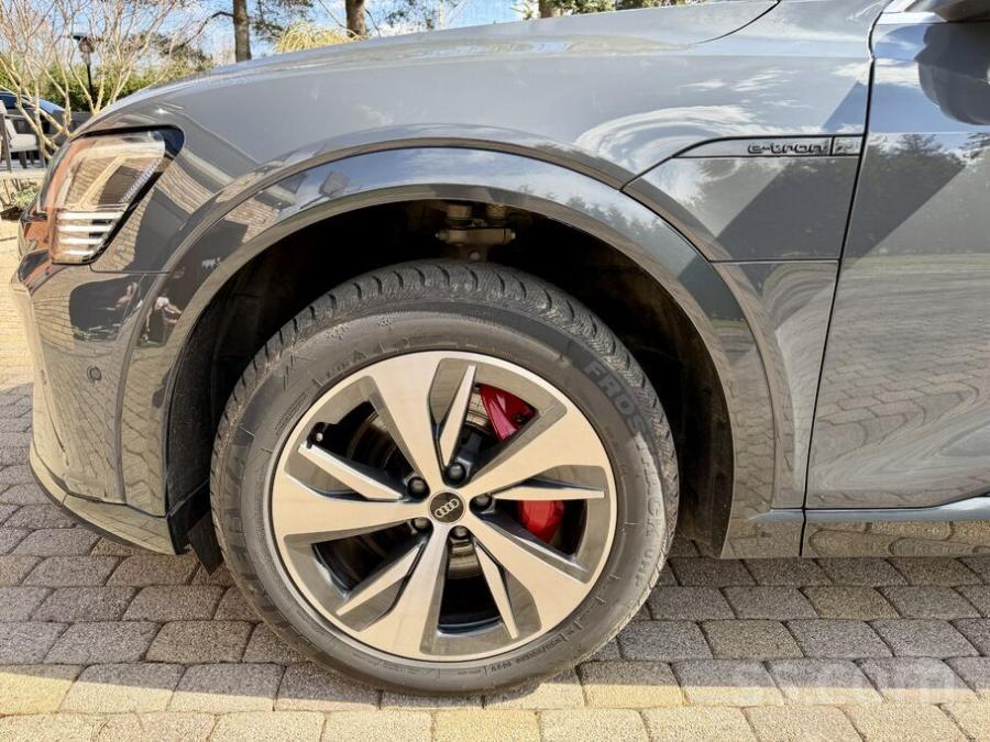 Grey Audi E-Tron 2023 in Saldus, with an engine capacity of 0.00 L and mileage of 45 thousand km for 47700 €, photo 7 on AUTOMOTO.COM.LV