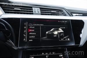 Pelēks Audi E-Tron 2023 Rīga, ar dzinēja tilpumu 0.00 L un nobraukumu 62 tūkst. km par 41450 €, foto 22 vietnē AUTOMOTO.COM.LV