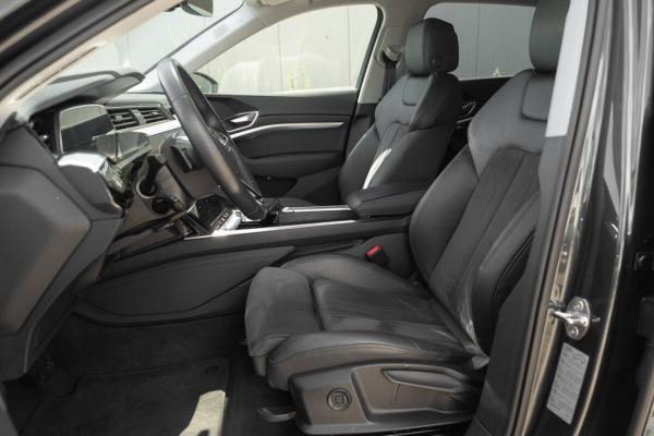 Grey Audi E-Tron 2023 in Vilnius, with an engine capacity of 0.00 L and mileage of 86 thousand km for 37700 €, photo 8 on AUTOMOTO.COM.LV