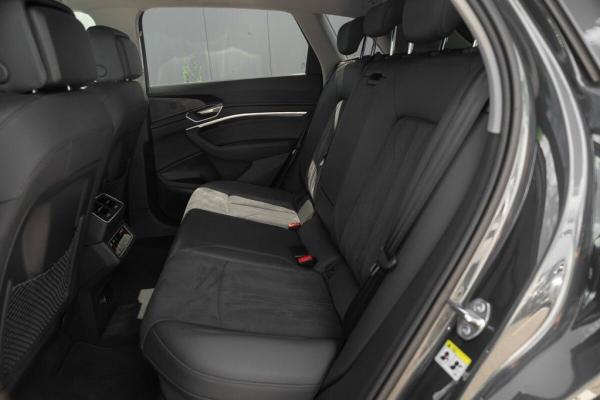 Grey Audi E-Tron 2023 in Vilnius, with an engine capacity of 0.00 L and mileage of 86 thousand km for 37700 €, photo 9 on AUTOMOTO.COM.LV