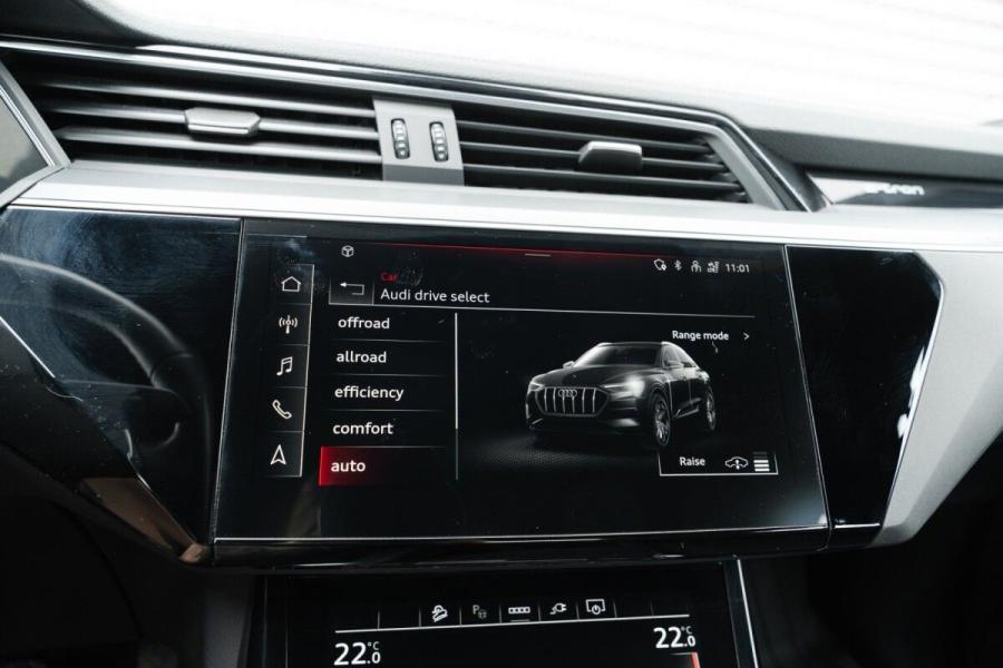 Pelēks Audi E-Tron 2023 Mārupe, ar dzinēja tilpumu 0.00 L un nobraukumu 35 tūkst. km par 39850 €, foto 24 vietnē AUTOMOTO.COM.LV
