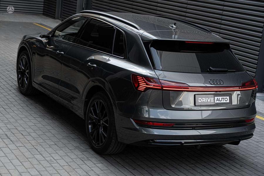 Grey Audi E-Tron 2023 in Vilnius, with an engine capacity of 0.00 L and mileage of 87 thousand km for 34900 €, photo 23 on AUTOMOTO.COM.LV