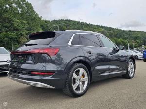 Grey Audi E-Tron 2023 in Vilnius, with an engine capacity of 0.00 L and mileage of 46 thousand km for 36000 €, photo 6 on AUTOMOTO.COM.LV