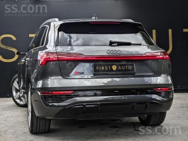 Pelēks Audi E-Tron 2023 Tukums, ar dzinēja tilpumu 0.00 L un nobraukumu 52 tūkst. km par 49990 €, foto 3 vietnē AUTOMOTO.COM.LV