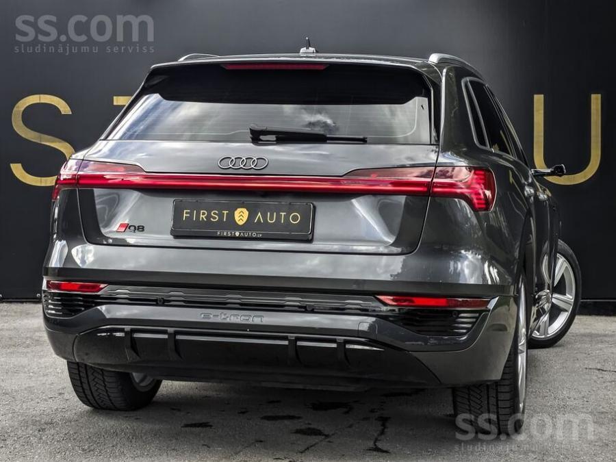 Pelēks Audi E-Tron 2023 Tukums, ar dzinēja tilpumu 0.00 L un nobraukumu 52 tūkst. km par 49990 €, foto 5 vietnē AUTOMOTO.COM.LV