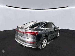 Pelēks Audi E-Tron 2023 Viļņa, ar dzinēja tilpumu 0.00 L un nobraukumu 54 tūkst. km par 36490 €, foto 4 vietnē AUTOMOTO.COM.LV