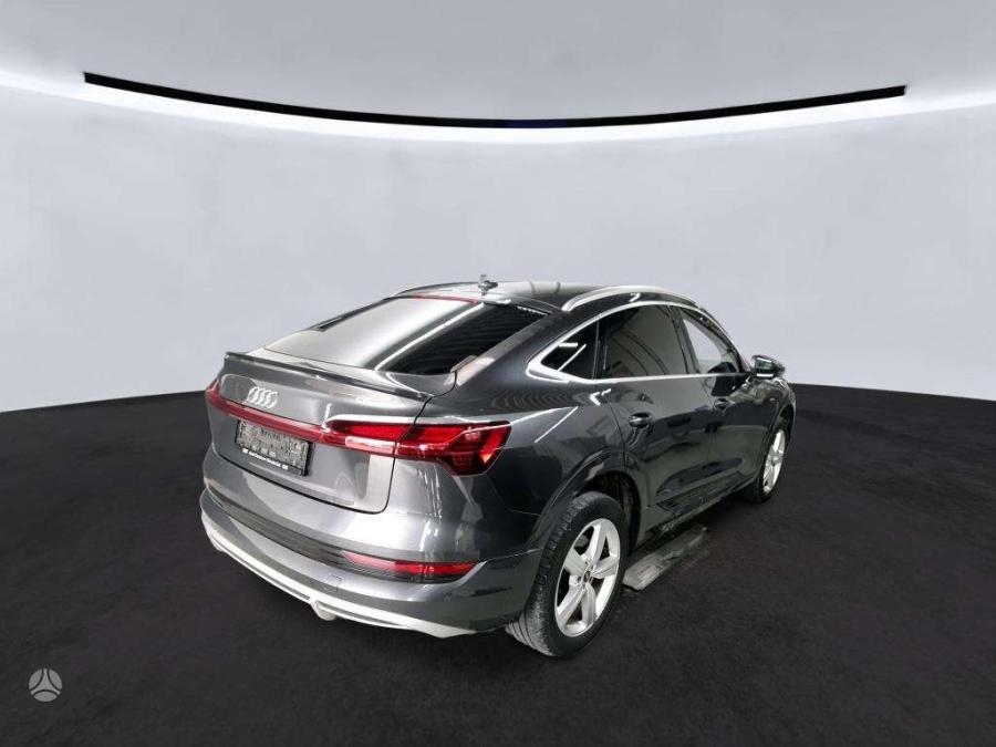 Pelēks Audi E-Tron 2023 Viļņa, ar dzinēja tilpumu 0.00 L un nobraukumu 54 tūkst. km par 36490 €, foto 4 vietnē AUTOMOTO.COM.LV