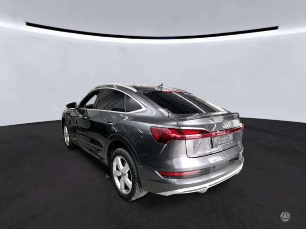 Серый Ауди E-Tron 2023 в Вильнюс, объемом двигателя 0.00 л и пробегом 54 тыс. км за 36490 €, фото 5 на AUTOMOTO.COM.LV
