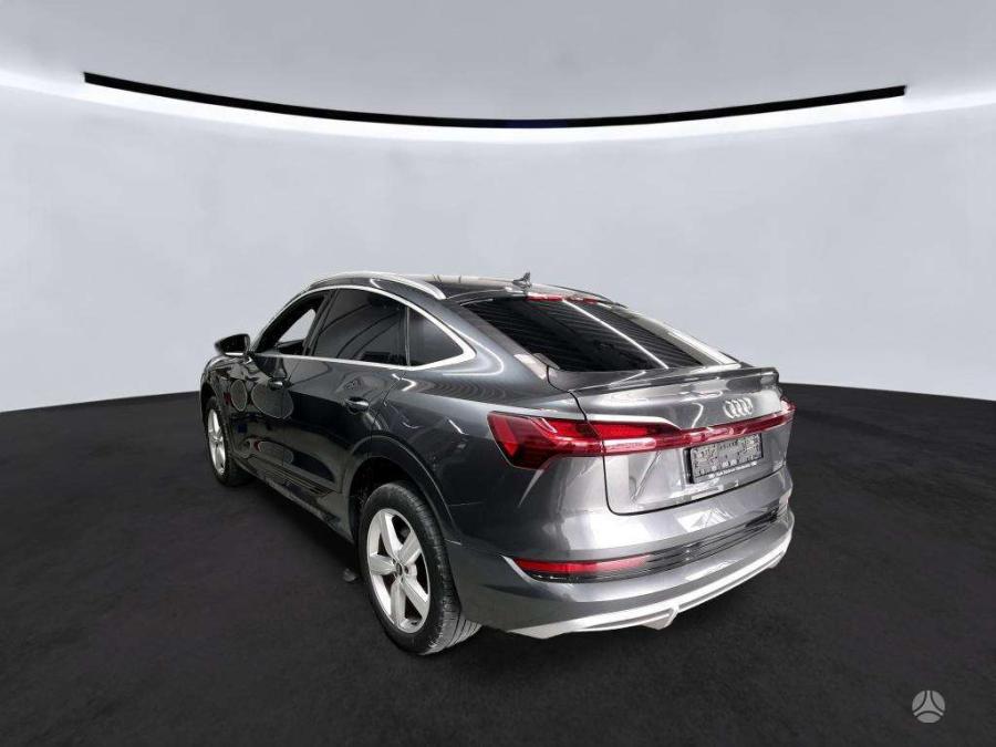 Pelēks Audi E-Tron 2023 Viļņa, ar dzinēja tilpumu 0.00 L un nobraukumu 54 tūkst. km par 36490 €, foto 5 vietnē AUTOMOTO.COM.LV