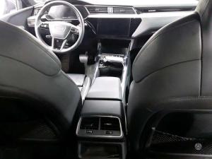 Pelēks Audi E-Tron 2023 Viļņa, ar dzinēja tilpumu 0.00 L un nobraukumu 54 tūkst. km par 36490 €, foto 8 vietnē AUTOMOTO.COM.LV