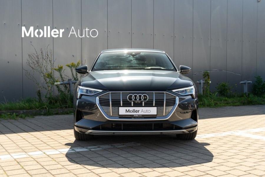 Grey Audi E-Tron 2023 in Vilnius, with an engine capacity of 0.00 L and mileage of 48 thousand km for 38300 €, photo 3 on AUTOMOTO.COM.LV