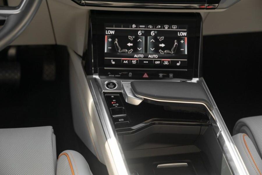Grey Audi E-Tron 2023 in Vilnius, with an engine capacity of 0.00 L and mileage of 48 thousand km for 38300 €, photo 11 on AUTOMOTO.COM.LV