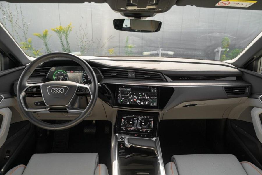 Grey Audi E-Tron 2023 in Vilnius, with an engine capacity of 0.00 L and mileage of 48 thousand km for 38300 €, photo 23 on AUTOMOTO.COM.LV