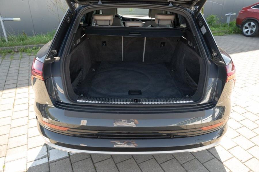Grey Audi E-Tron 2023 in Vilnius, with an engine capacity of 0.00 L and mileage of 48 thousand km for 38300 €, photo 26 on AUTOMOTO.COM.LV