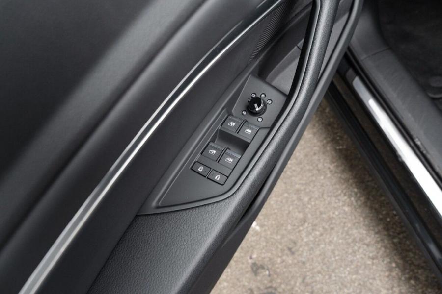 Grey Audi E-Tron 2023 in Riga, with an engine capacity of 0.00 L and mileage of 37 thousand km for 38900 €, photo 13 on AUTOMOTO.COM.LV