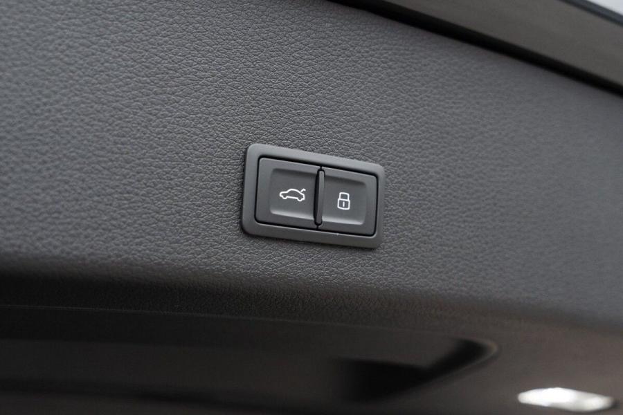 Grey Audi E-Tron 2023 in Riga, with an engine capacity of 0.00 L and mileage of 37 thousand km for 38900 €, photo 41 on AUTOMOTO.COM.LV