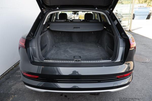 Pelēks Audi E-Tron 2023 Rīga, ar dzinēja tilpumu 0.00 L un nobraukumu 48 tūkst. km par 38500 €, foto 11 vietnē AUTOMOTO.COM.LV