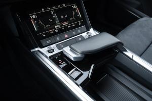 Серый Ауди E-Tron 2023 в Рига, объемом двигателя 0.00 л и пробегом 48 тыс. км за 38500 €, фото 24 на AUTOMOTO.COM.LV