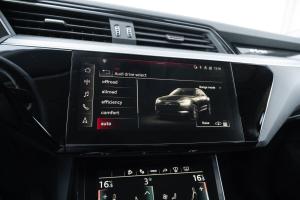 Серый Ауди E-Tron 2023 в Рига, объемом двигателя 0.00 л и пробегом 48 тыс. км за 38500 €, фото 32 на AUTOMOTO.COM.LV