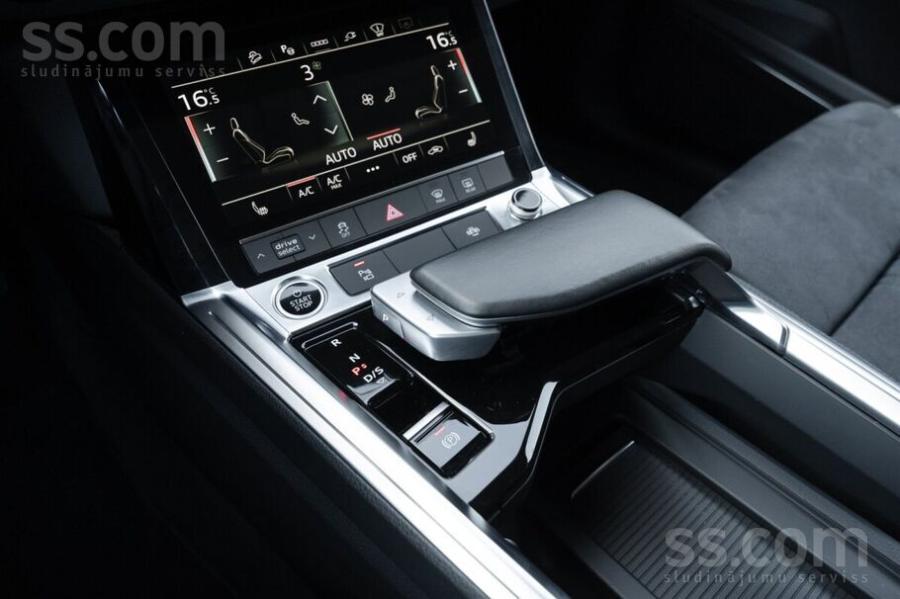 Pelēks Audi E-Tron 2023 Rīga, ar dzinēja tilpumu 0.00 L un nobraukumu 48 tūkst. km par 38500 €, foto 24 vietnē AUTOMOTO.COM.LV