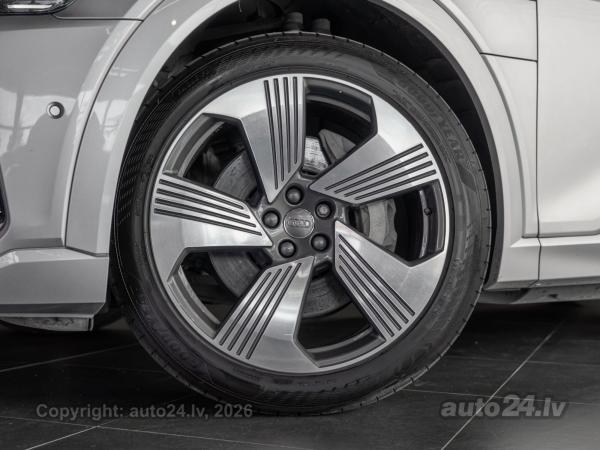 Grey Audi E-Tron 2020 in Tallinn, with an engine capacity of 0.00 L and mileage of 101 thousand km for 30900 €, photo 4 on AUTOMOTO.COM.LV