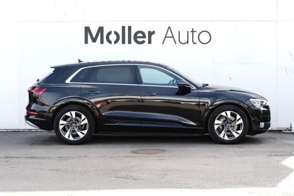 Grey Audi E-Tron 2021 in Riga, with an engine capacity of 0.00 L and mileage of 76 thousand km for 27150 €, photo 5 on AUTOMOTO.COM.LV