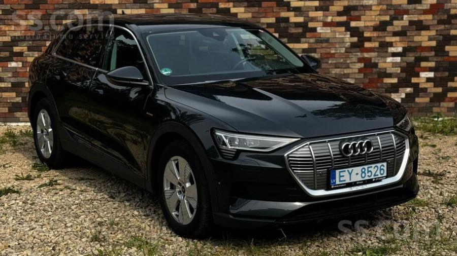 Pelēks Audi E-Tron 2021 Rīga, ar dzinēja tilpumu 0.00 L un nobraukumu 102 tūkst. km par 29999 €, foto 1 vietnē AUTOMOTO.COM.LV