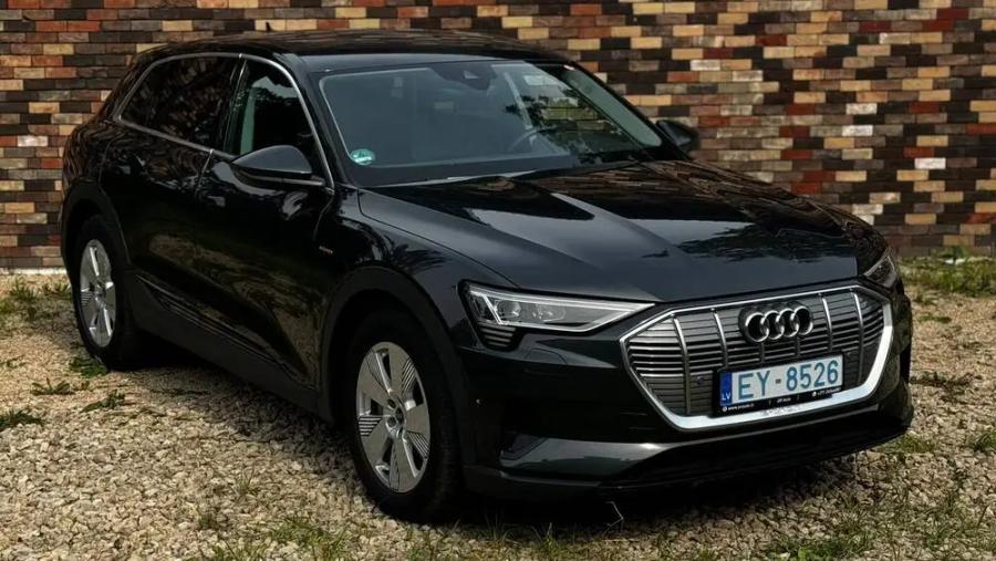 Pelēks Audi E-Tron 2021 Rīga, ar dzinēja tilpumu 0.00 L un nobraukumu 102 tūkst. km par 29999 €, foto 1 vietnē AUTOMOTO.COM.LV