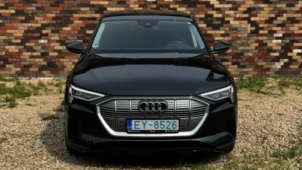 Grey Audi E-Tron 2021 in Riga, with an engine capacity of 0.00 L and mileage of 102 thousand km for 29999 €, photo 2 on AUTOMOTO.COM.LV