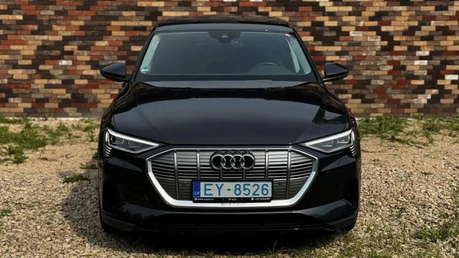 Pelēks Audi E-Tron 2021 Rīga, ar dzinēja tilpumu 0.00 L un nobraukumu 102 tūkst. km par 29999 €, foto 3 vietnē AUTOMOTO.COM.LV