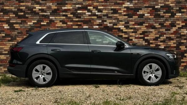 Grey Audi E-Tron 2021 in Riga, with an engine capacity of 0.00 L and mileage of 102 thousand km for 29999 €, photo 3 on AUTOMOTO.COM.LV