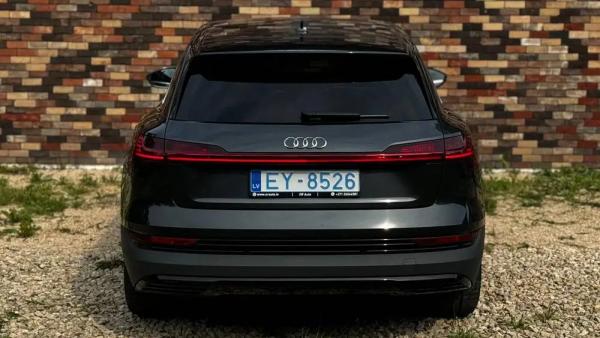 Grey Audi E-Tron 2021 in Riga, with an engine capacity of 0.00 L and mileage of 102 thousand km for 29999 €, photo 7 on AUTOMOTO.COM.LV