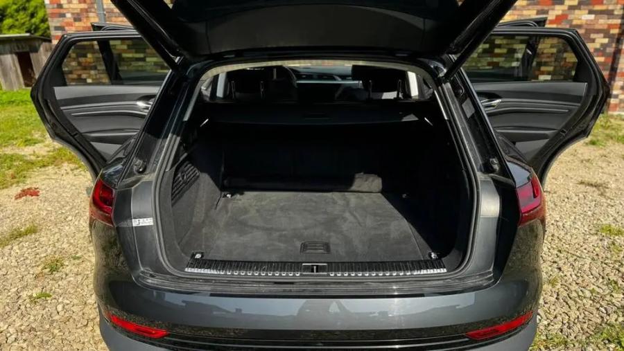 Pelēks Audi E-Tron 2021 Rīga, ar dzinēja tilpumu 0.00 L un nobraukumu 102 tūkst. km par 29999 €, foto 18 vietnē AUTOMOTO.COM.LV