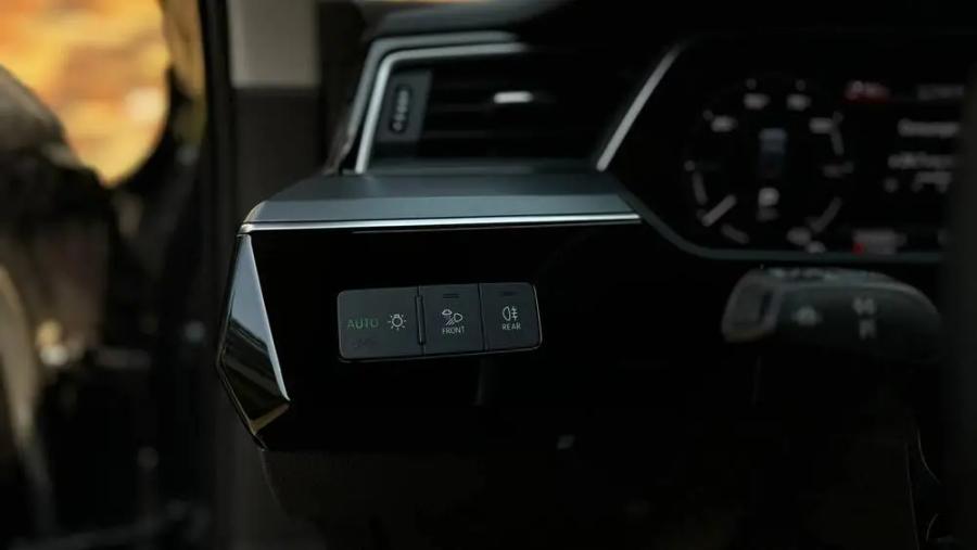 Pelēks Audi E-Tron 2021 Rīga, ar dzinēja tilpumu 0.00 L un nobraukumu 102 tūkst. km par 29999 €, foto 22 vietnē AUTOMOTO.COM.LV