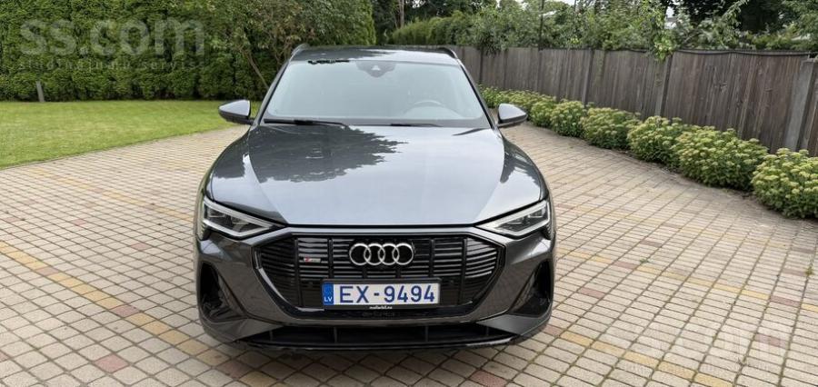 Grey Audi E-Tron 2021 in Riga, with an engine capacity of 0.00 L and mileage of 124 thousand km for 28500 €, photo 4 on AUTOMOTO.COM.LV