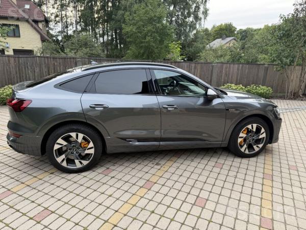 Grey Audi E-Tron 2021 in Riga, with an engine capacity of 0.00 L and mileage of 124 thousand km for 28500 €, photo 10 on AUTOMOTO.COM.LV