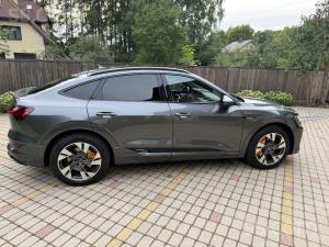 Grey Audi E-Tron 2021 in Riga, with an engine capacity of 0.00 L and mileage of 124 thousand km for 28500 €, photo 11 on AUTOMOTO.COM.LV